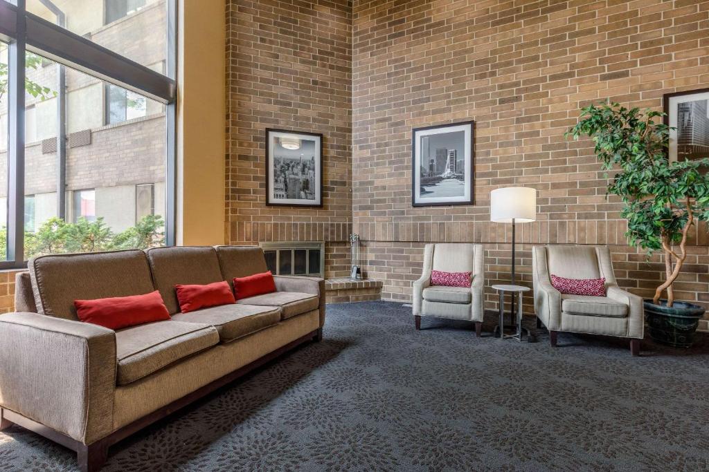 Suburban Studios - Arlington Heights | Holladay Properties